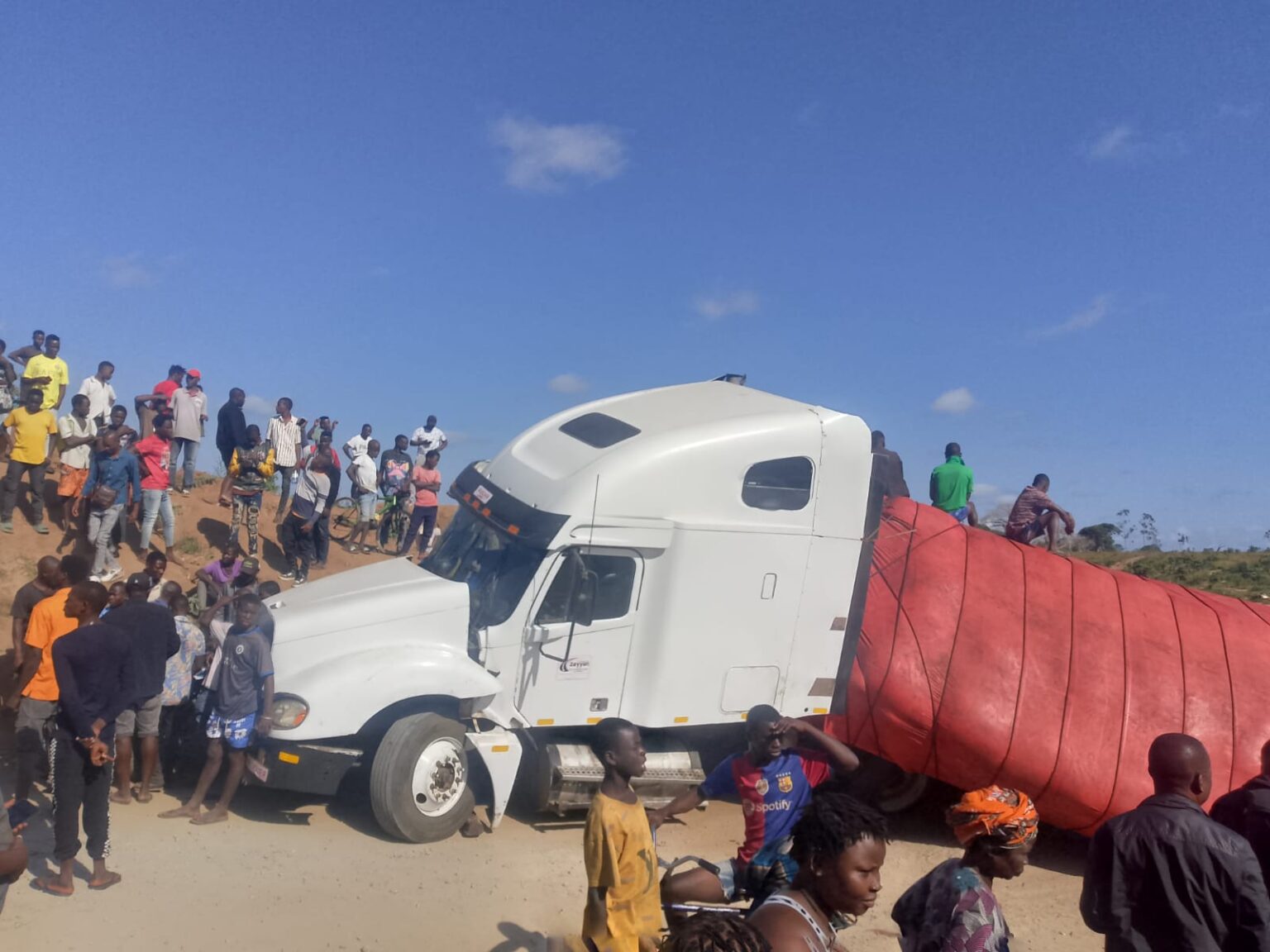Camião capota na ponte sobre o rio Monapo e bloqueia trânsito entre ...